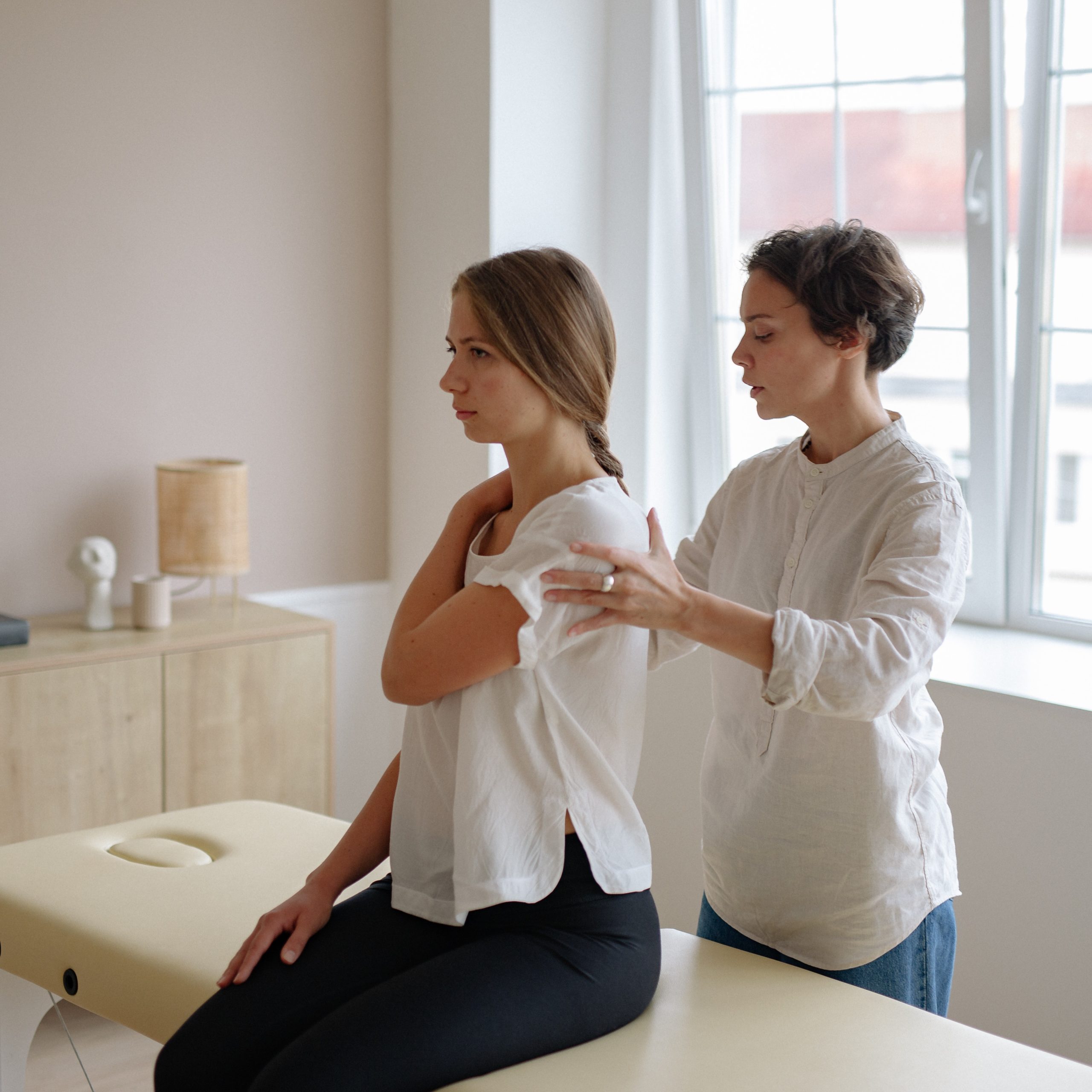 Frozen Shoulder Physiotherapy - Symptoms, Exercises, Causes & Treatments